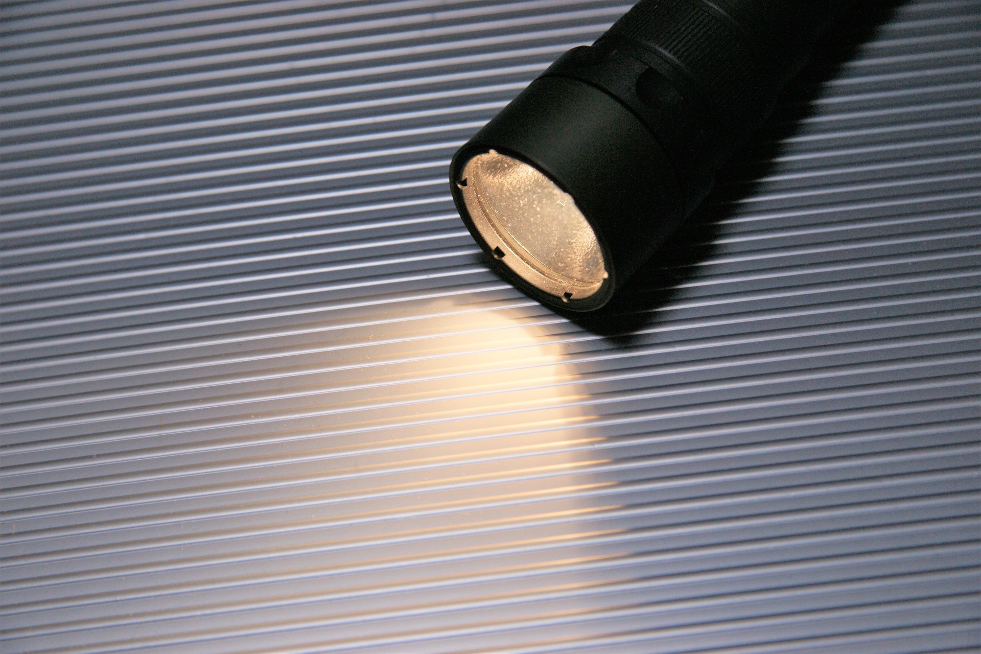 SUREFIRE G2イエローと、9ANコマンダーの電池の話: 「や」の仮設部屋・何度目か