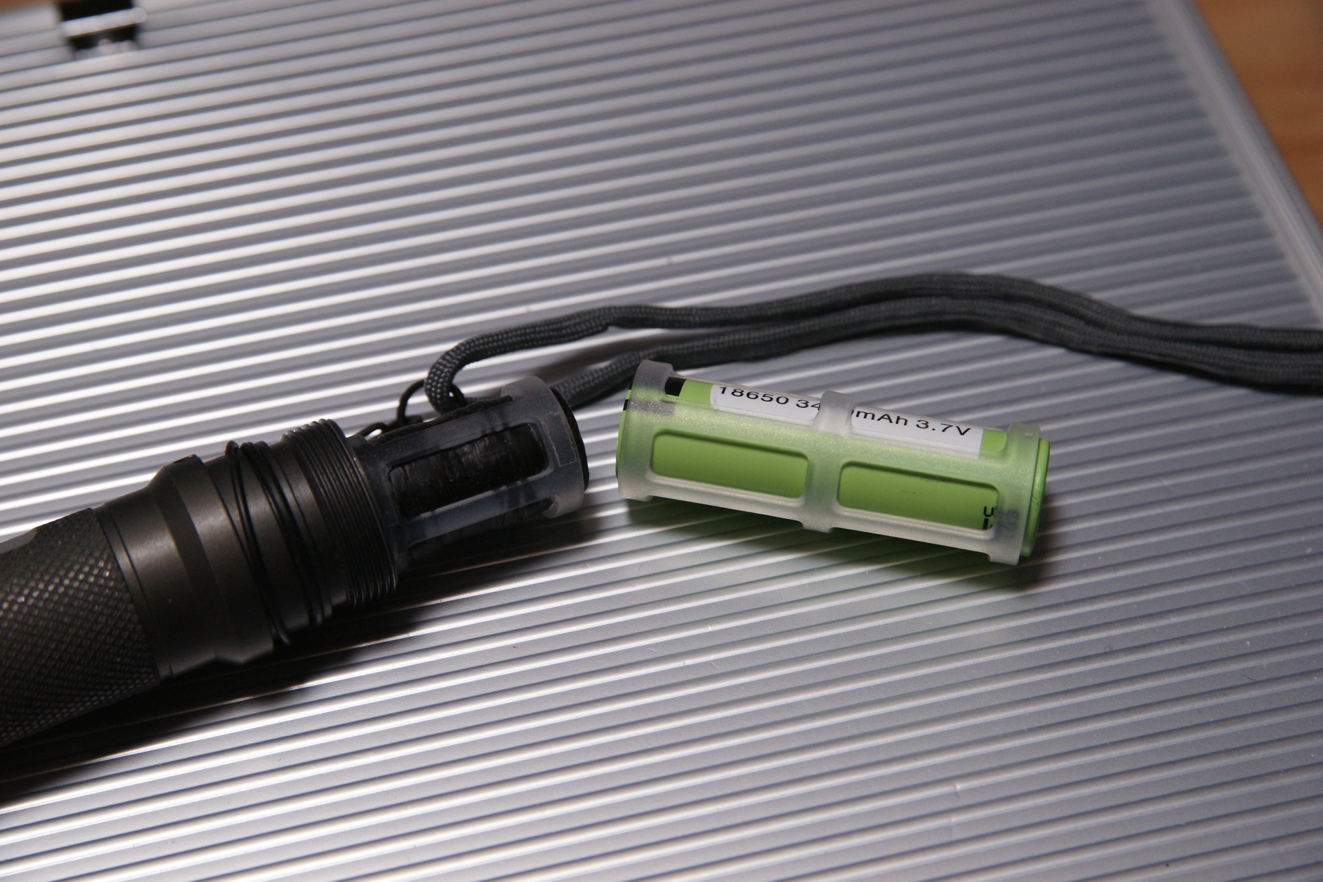 SUREFIRE G2イエローと、9ANコマンダーの電池の話: 「や」の仮設部屋・何度目か